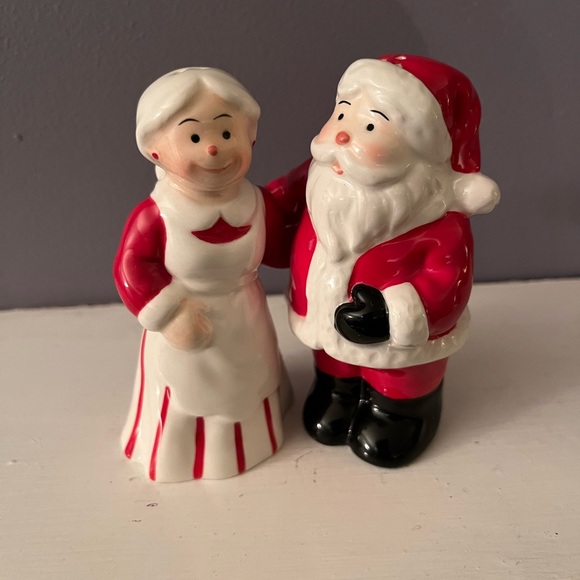 Avon | Holiday | Santa Mrs Claus Hugging Salt Pepper Shakers | Poshmark